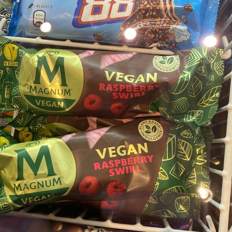 Vegan raspberry swirl, Magnum | Noba